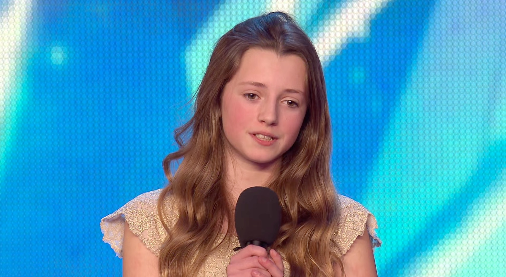 A 12-Year-Old Stole The Show When She Started Singing Like She Was ...